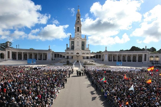 Fatima, Batalha, Nazaré & Óbidos Private Luxury Tour - Scenic Beauty and Local Flavors in Nazaré and Óbidos