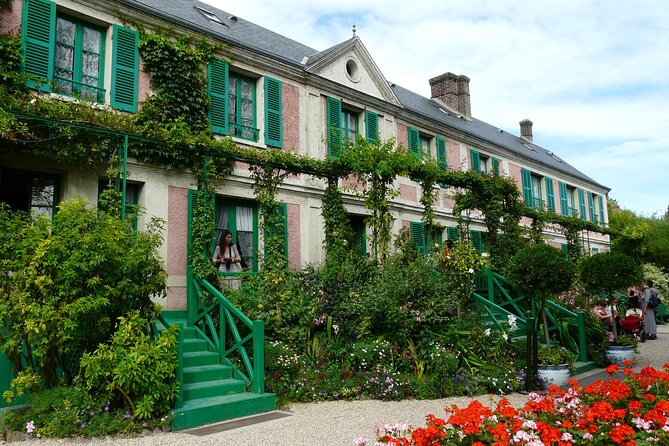 Giverny and Versailles Small Group Day Trip From Paris With Lunch - Marveling at the Grandeur of Versailles Palace