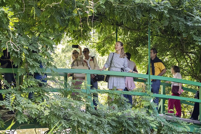 Giverny & Monets House Audio Guided Half-Day Tour From Paris - Accessibility and Group Size
