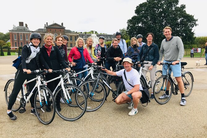 The Big Six of London and a Pub. 5.5 Hour Tour - Enjoying a Pub Stop