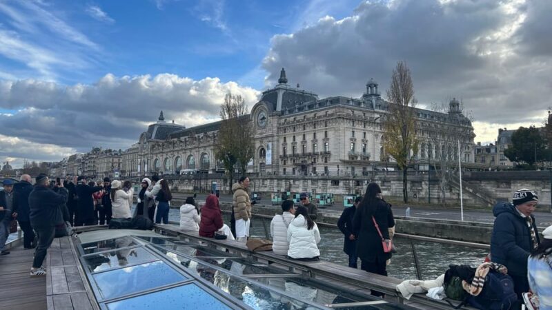Paris: Illuminations River Cruise With Audio Commentary - Exploring Parisian Landmarks From the Seine