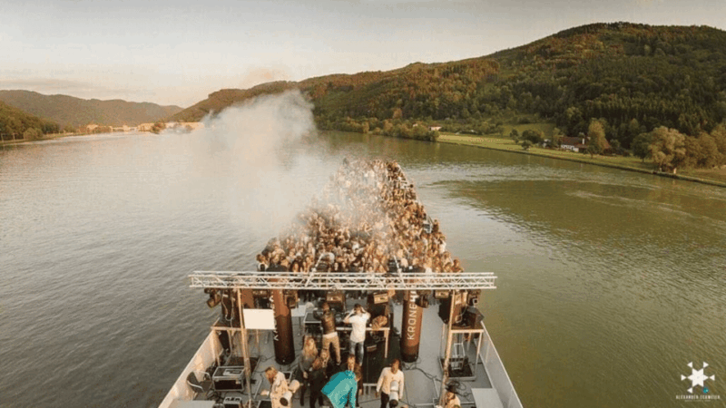 Techno Boat Zurich W/ Kollektiv Turmstrasse - Key Points