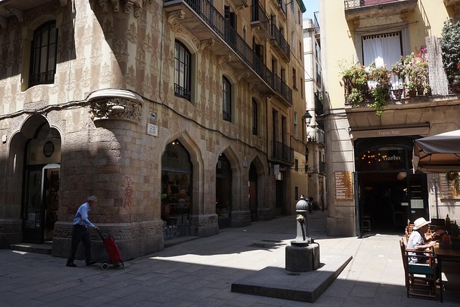 The Shadow of the Wind Novel Walking Tour - Key Points