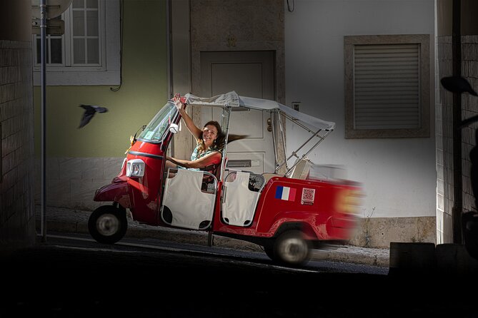 1 hour in Tuk Tuk to access the famous viewpoints of Lisbon - Key Points