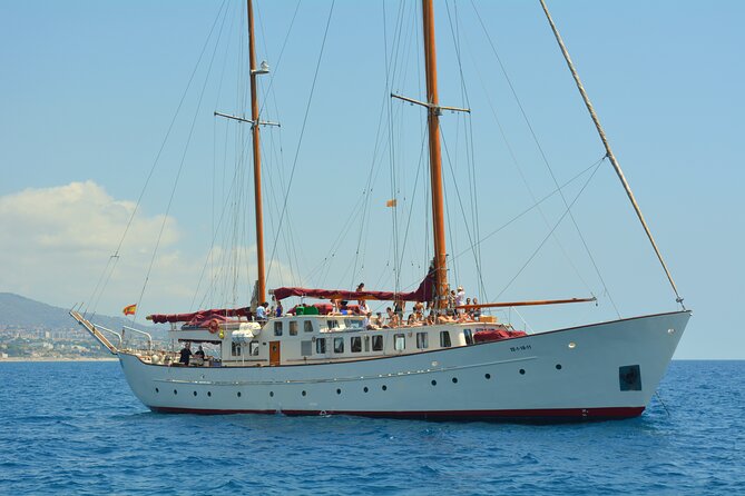 1,5 Hour sunset Tour on a Historical Boat with music DJ &, drinks - What to Expect on the Tour