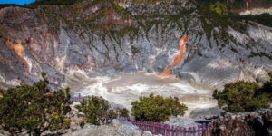 Bandung : Trip of Volcano Active Mountain Tour Guide