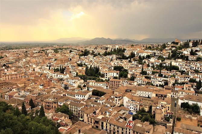 Private transfer from/to Seville to/from Granada with optional stop in Cordoba