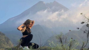 Yogyakarta: Borobudur Climb-up, Mt. Merapi & Prambanan Tour