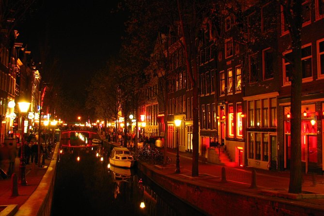 Amsterdam Red Light District group tour - The Atmosphere and Group Dynamics