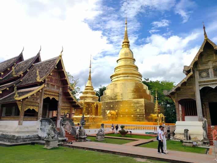 Chiang Mai: Chiang Mai Old City Twilight Walking Tour - The Itinerary in Detail