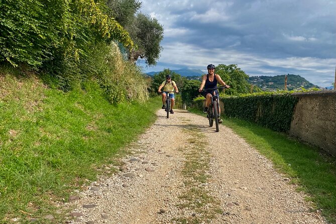 E-Bike tour and Wine tasting in the Austrian Fort from Pastrengo - Exploring Lazise from the Inside