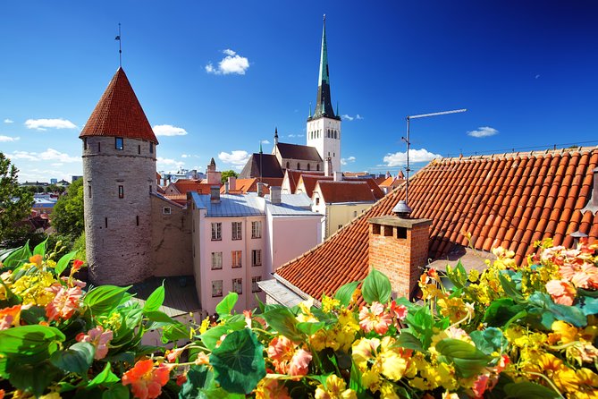Old Tallinn with Kadriorg & Pirita - A Tasty Break: Coffee and Pastry at a Local Shop