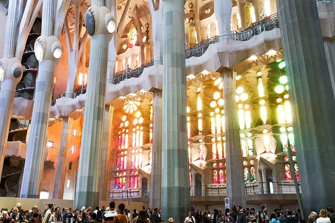 Sagrada Familia and Gaudi Private Tour with Skip the Line Tickets - The Role of the Guides and Reviews