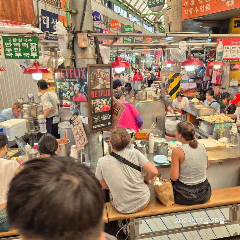 Seoul: UNESCO Palace and Street Foods Guided Tour - Scenic Walks and Relaxation