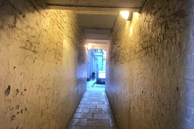 The Ghosts of the secret alleyways of old London town - What You’ll See and Experience