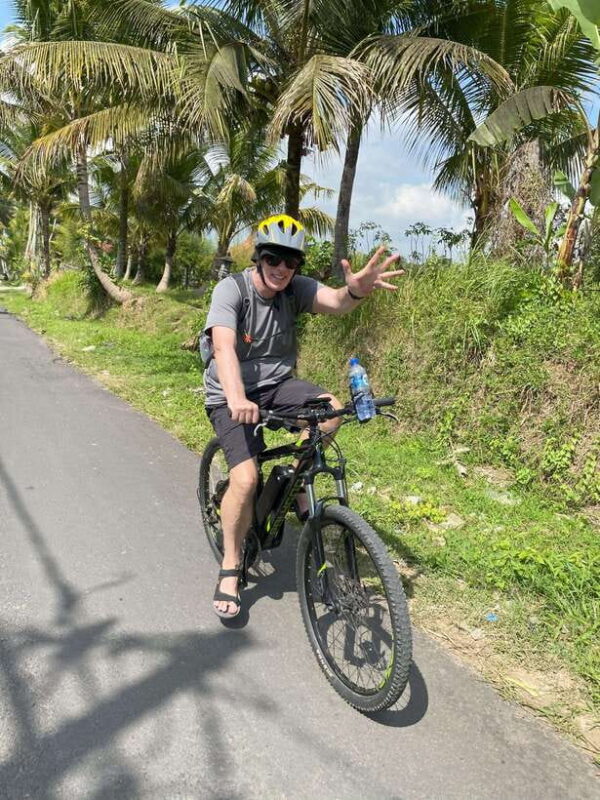 Ubud: Downhill Bike Tour Rice Fields, Volcano and Pool - Detailed Breakdown of the Itinerary