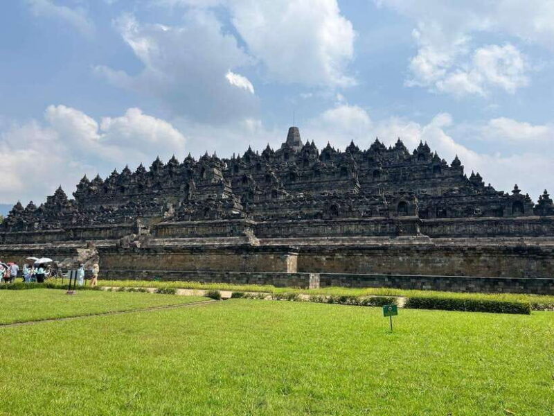 Yogyakarta: Borobudur Sunrise & Prambanan guarantee climb up - Detailed Breakdown of the Itinerary