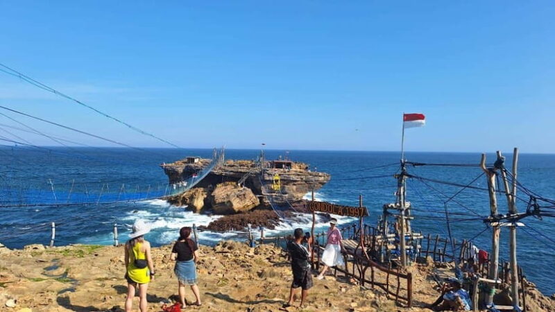Yogyakarta: Explore Pindul Cave, Oyo River & Timang Beach - The Thrill of Oyo River: Waterfalls and Swimming