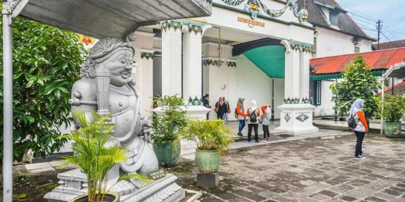 Yogyakarta: Sultan's Palace and Water Castle Walking Tour - What to Know Before You Go