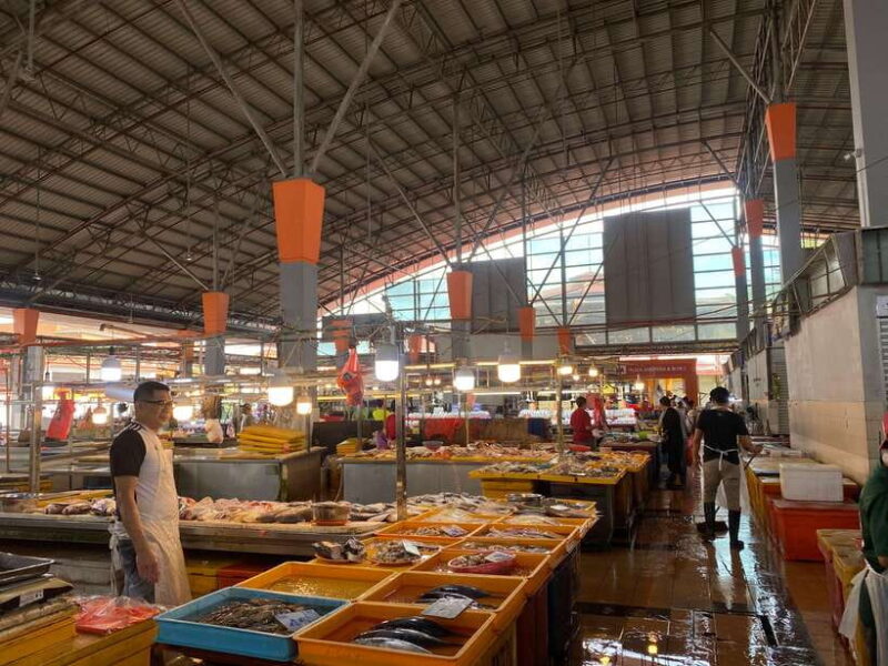 Best of Kuching: Heritage & Kampong Bike Tour - Food and Market Experience