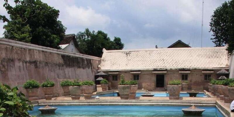Sultan Palace, Prambanan Temple and Water Castle Guide Tour - Taman Sari Water Castle: A Garden of Secrets and Photogenic Moments