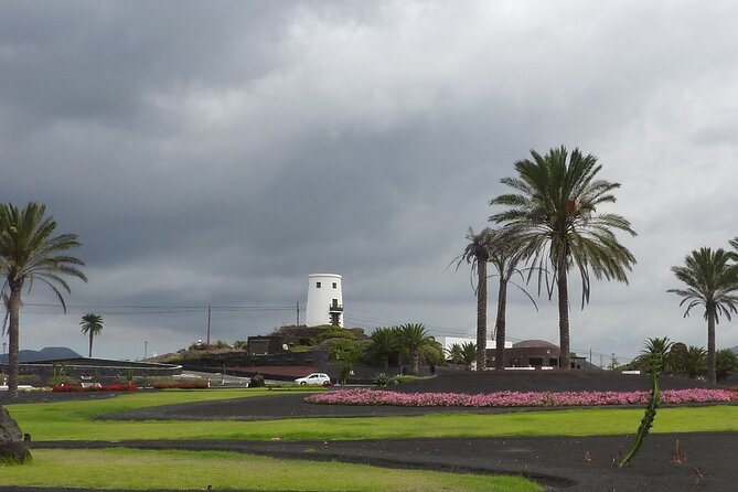 Timanfaya & Lanzarote Volcano Experience - Transportation and Group Size: Comfort and Intimacy