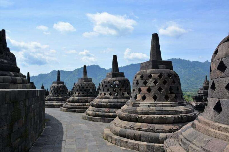 Yogyakarta: Borobudur Sunrise & Prambanan guarantee climb up - Authentic Visitor Feedback: What Makes This Tour Stand Out?