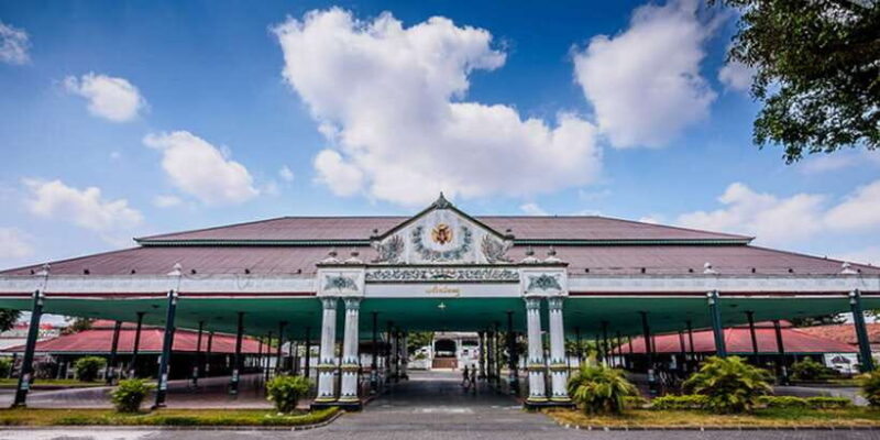 Yogyakarta: Sultan's Palace and Water Castle Walking Tour - Authenticity and Feedback