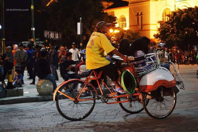 Yogyakarta walking tour: Gourmet Stroll & Nightly Highlights - Savoring Street Food: A Culinary Adventure