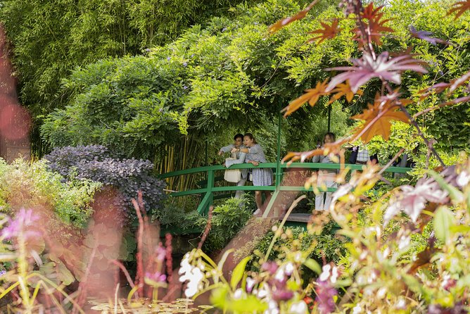 Giverny & Versailles Audio Guided Day Trip with Lunch from Paris - Who Should Consider This Tour?
