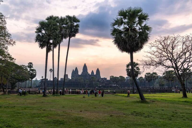 Siem Reap: Angkor Sunrise Bike Tour with Breakfast and Lunch - Exploring Iconic and Hidden Temples