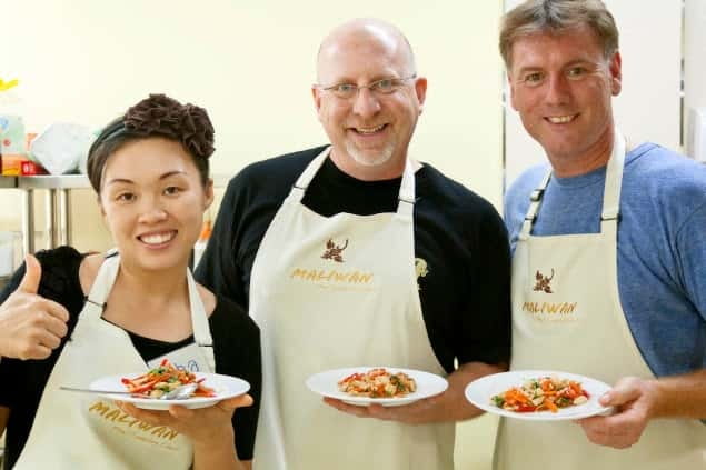 Bangkok: Maliwan Thai Cooking Class with Market Tour - Reviews in Action