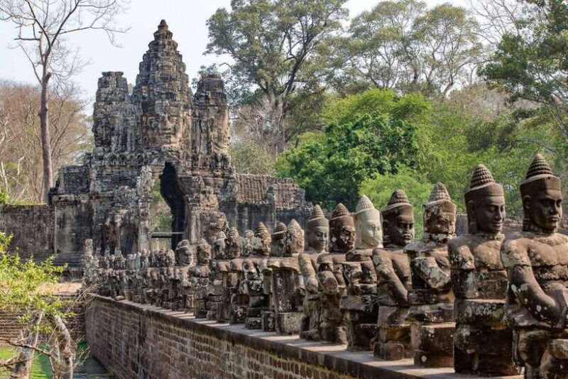 Siem Reap: Angkor Sunrise Bike Tour with Breakfast and Lunch - Sra Srang Reservoir and Khmer Cuisine