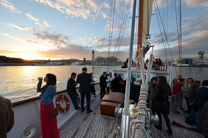 1,5 Hour sunset Tour on a Historical Boat with music DJ &, drinks - Who Will Love This Tour?