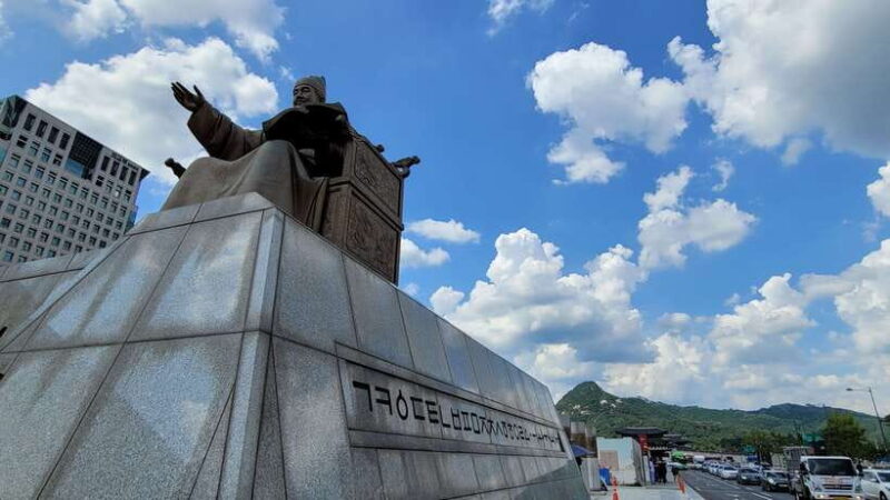Gyeongbokgung Palace, Jogyesa Temple and Cheongwadae Tour - Frequently Asked Questions