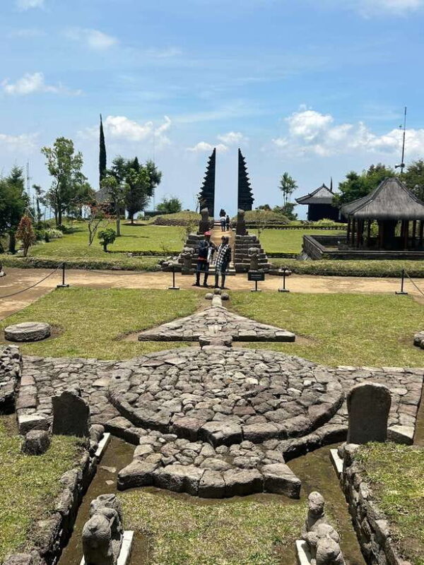 Yogyakarta : Surakarta + Sukuh temple + Cetho temple + Guide - What’s Included and What’s Not