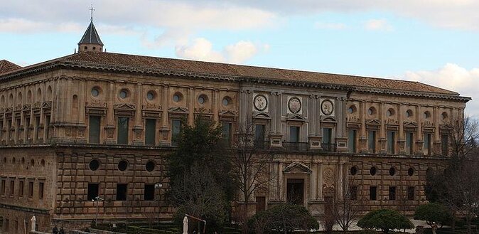Alhambra and Nasrid Private Walking Tour with Food Tasting - Key Points
