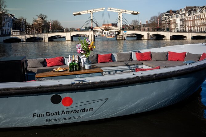 Amsterdam Canal Cruise with Dutch Pancakes and Drinks - Key Points