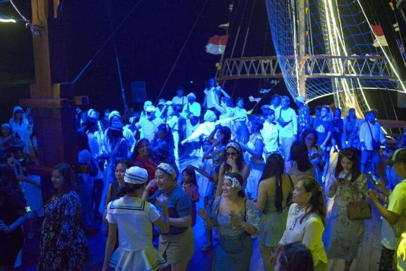 Bali: Phinisi Sunset Dinner Cruise with Entertainment - Key Points