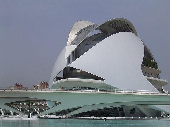 Bike tour with city guide from old to new - Introduction