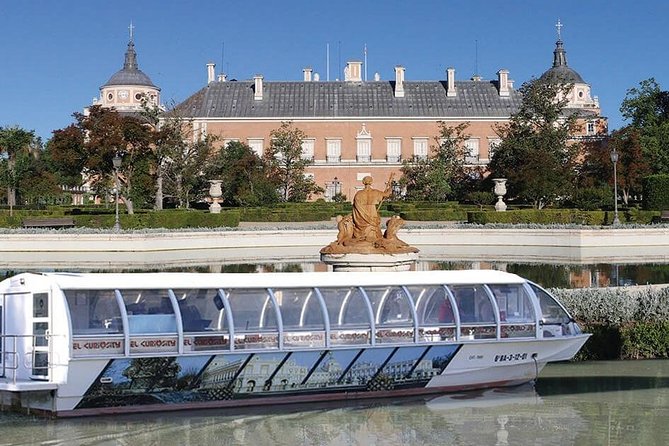 Boat cruise with guide on board + Historical City Adventure Gift - Key Points