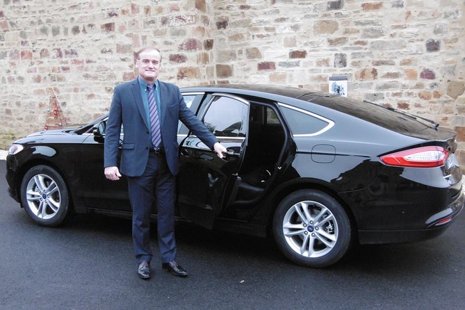 Chauffered driven car for one or several days (Rent minimum of 8 hours with a maximum of 25 kms per hour) - Key Points