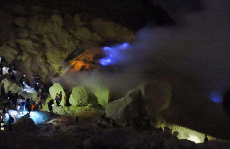 Climbing Ijens Peak: Witness the Spectacular Blue Fire - Key Points