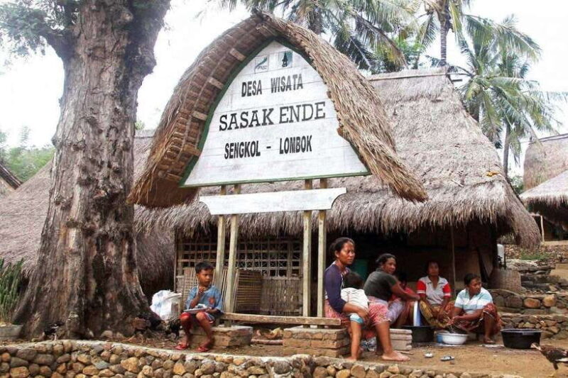 Day Tour /Hand Weaving,Tradisional Village&Beach Tour - A Closer Look at the Lombok Hand Weaving & Village Tour