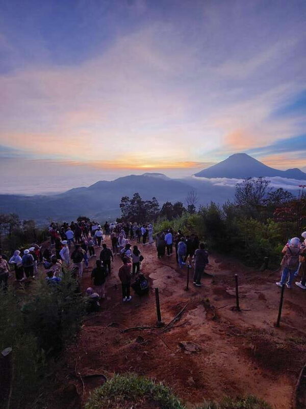 Dieng Plateau Sikunir Golden sunrise trip with guide - Key Points