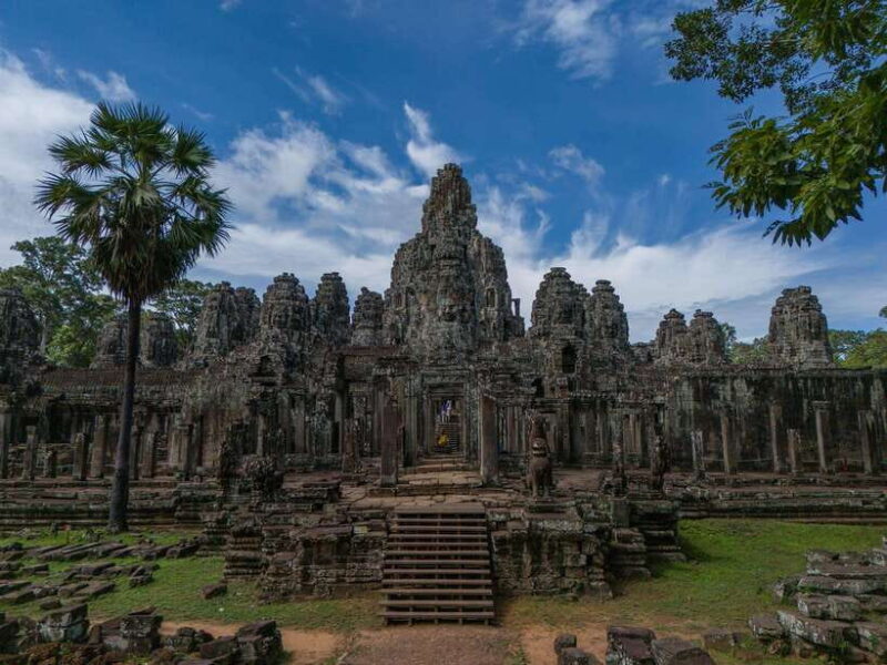 One day with a Portuguese-speaking guide to the temples of Angkor. - Key Points