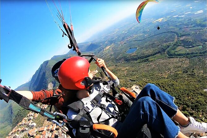 Paragliding flight over the Gardens of Ninfa - Key Points