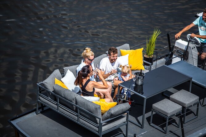 Prague YachtBoat CLASSIC cruise with Unlimited Beer or Prosecco - Key Points