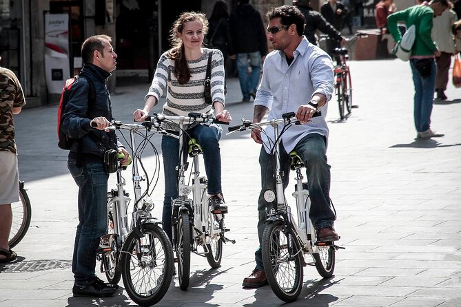 Private Barcelona Bike Highlights & Sagrada Familia - Key Points