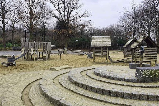 Private scavenger hunt around Broich Castle in Mülheim an der Ruhr - Introducing the Broich Castle Scavenger Hunt: A Fun and Interactive Way to Explore Mülheim